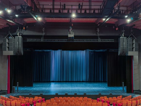 Nach 30 Jahren: L-Acoustics L2 ersetzt V-DOSC im Kulturzentrum Le Pin ...